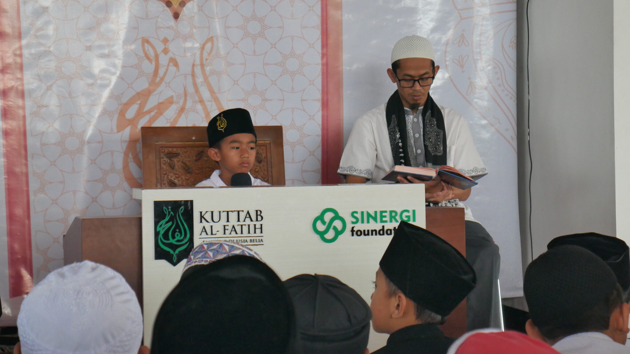 Dua Santri Kuttab Al Fatih Sinergi Foundation Tasmi Juz 29 dan 30 ...