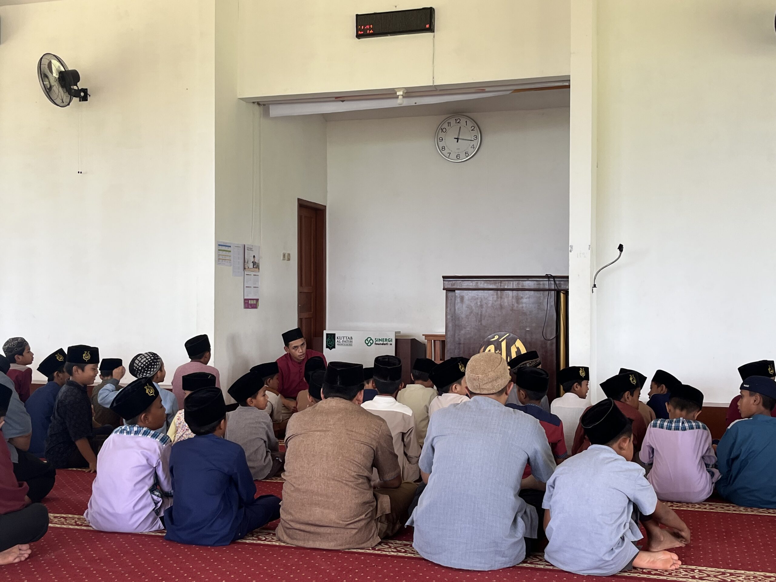 Rutinitas Santri Kuttab Al-Fatih Pasca Shalat Zhuhur - Sinergi Foundation