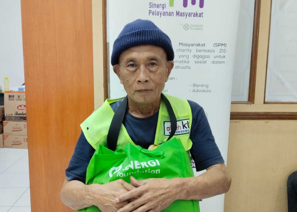 Sinergi Pelayanan Masyarakat Salurkan Donasi untuk Bantu Pak Deden Lansia Sebatang Kara yang ...