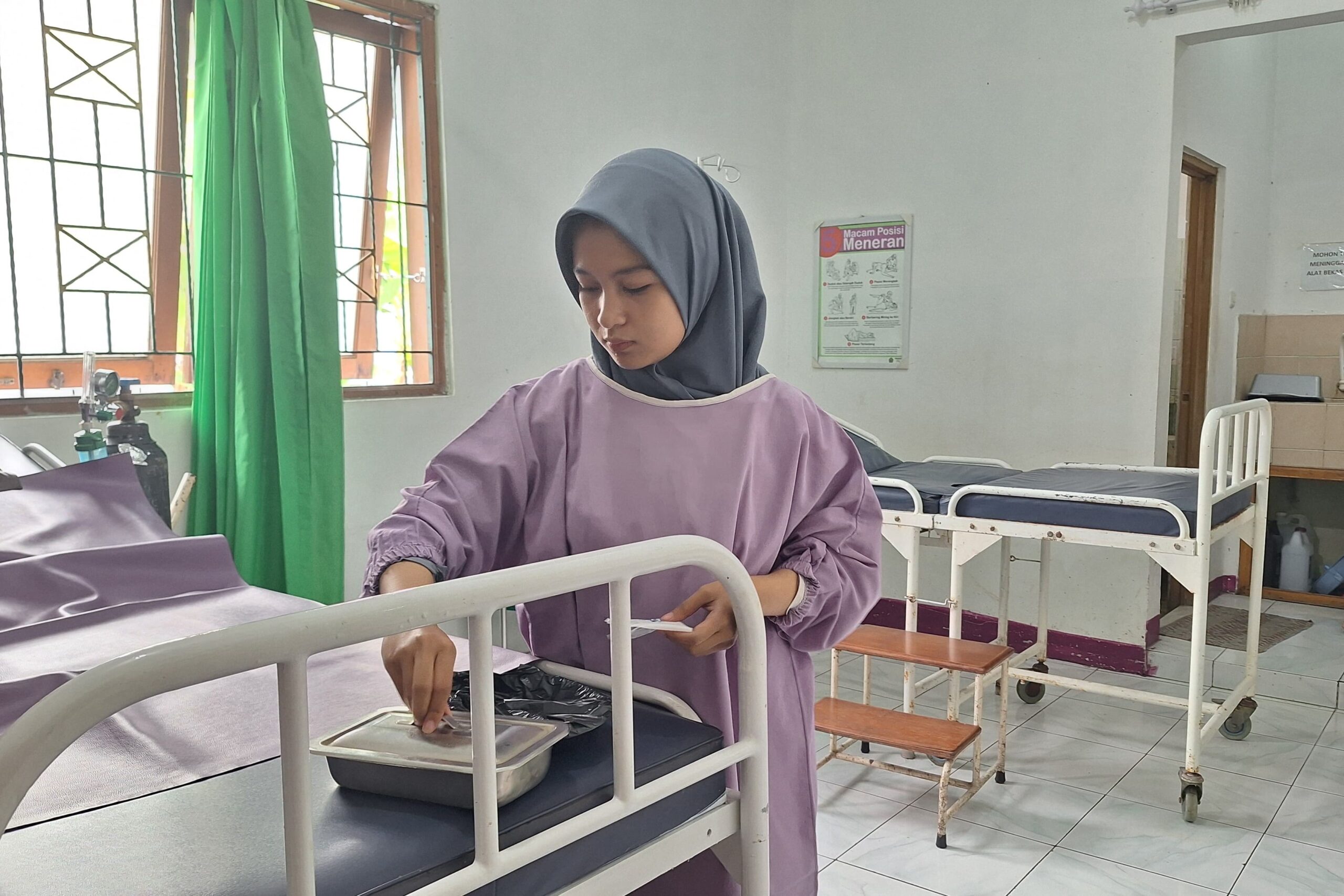 Mempersiapkan Ruangan dan Peralatan Merupakan Rutinitas Bidan RBC dalam ...